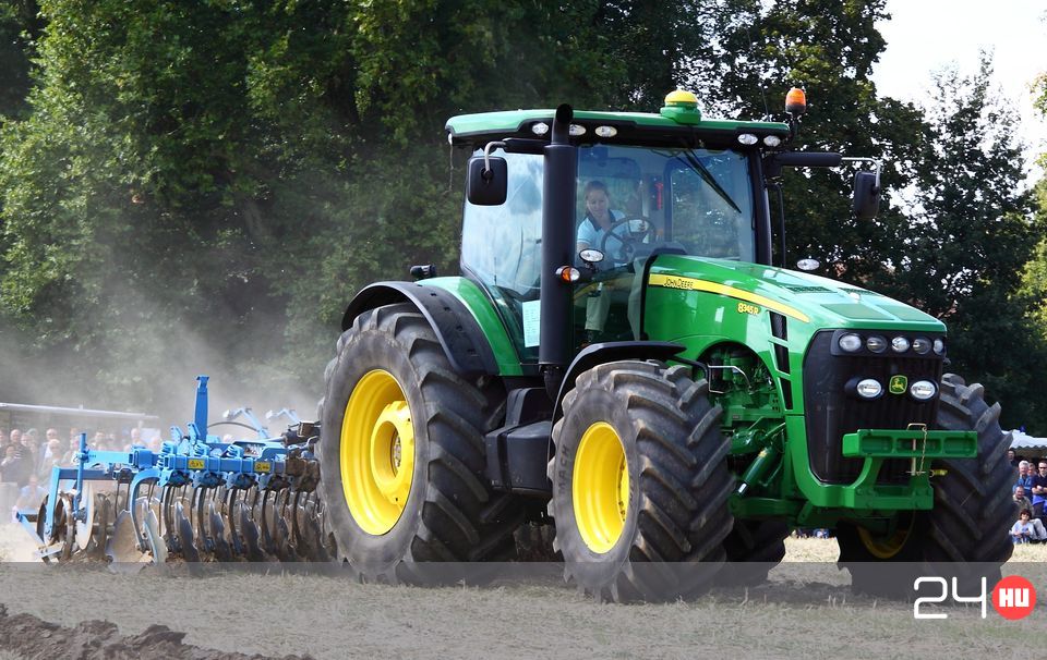 Kap 7500 eurót, aki megmondja hol a traktor | 24.hu
