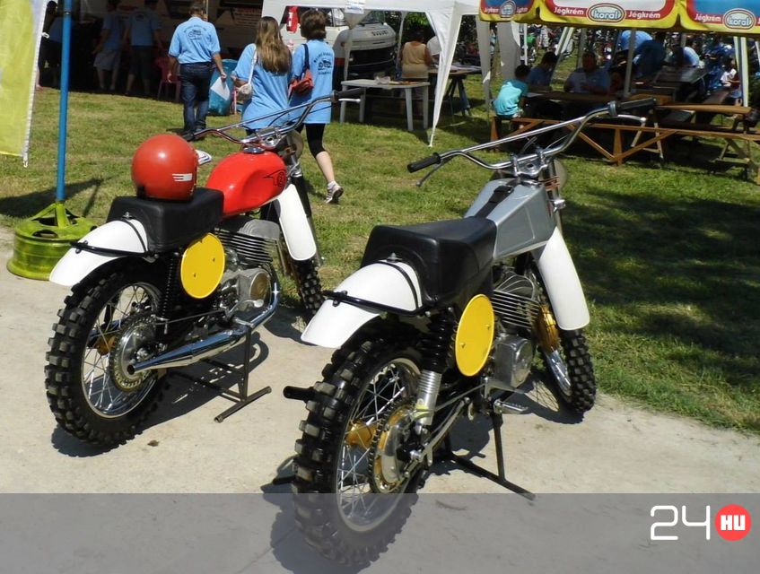 Motocross a falu szélén | 24.hu
