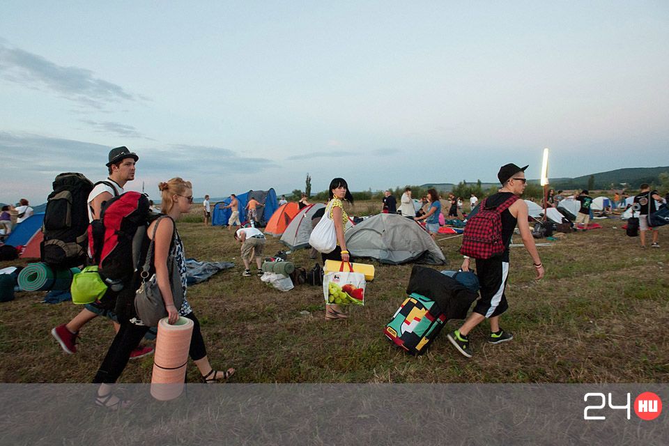 Megint költözik a Félsziget | 24.hu