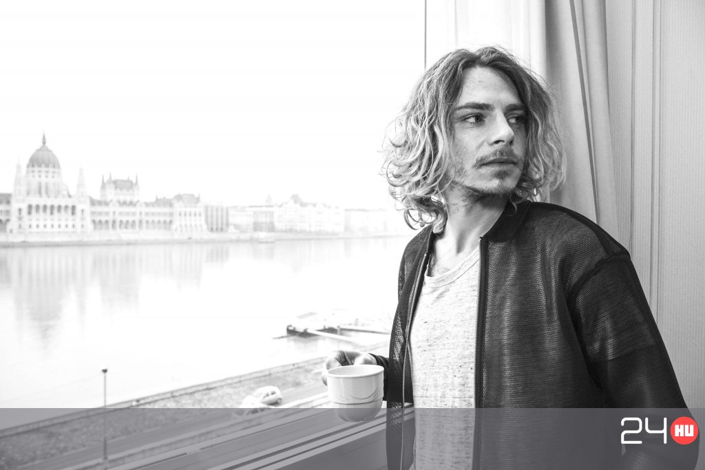 Négyesben nevelné gyermekét Steiner Kristóf | 24.hu