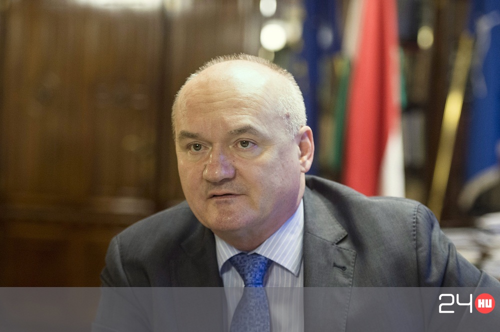 Volt titkárnőjével költözött össze a miniszter | 24.hu