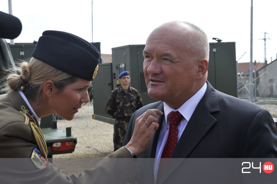 Negyedmillióért aludt a kolléganőjével Hende Csaba Párizsban | 24.hu
