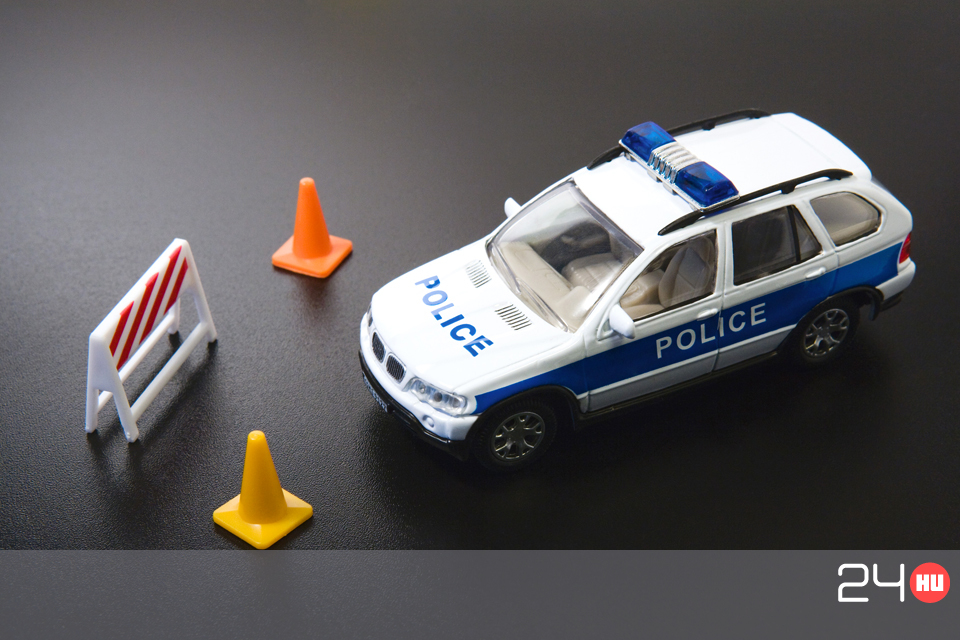 Tiszteletbeli rendőrmotoros lett a négyéves magyar kisfiú | 24.hu