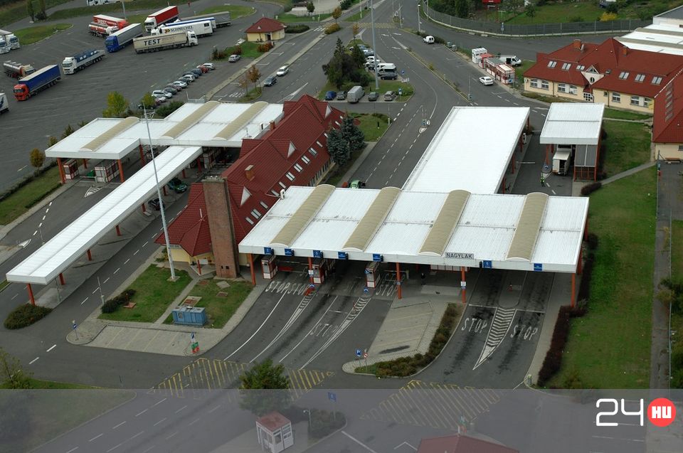 Óriásdugó a nagylaki határátkelő romániai oldalán | 24.hu