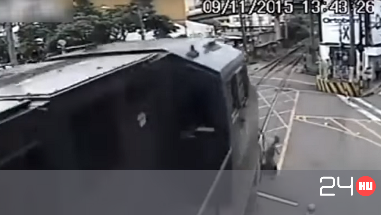 Hajszálon múlt a vonat előtt elsétáló férfi élete | 24.hu