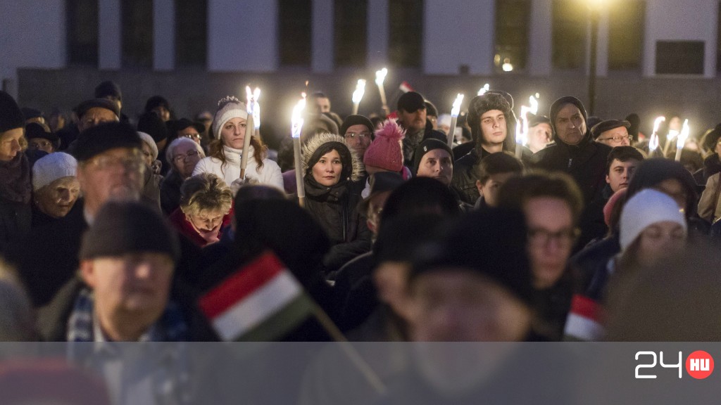 Százak tüntettek Hóman ellen | 24.hu