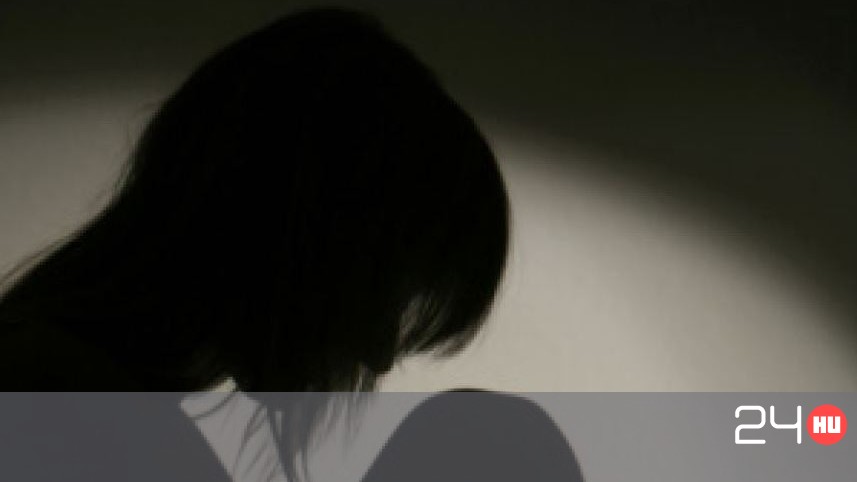 Hat hétig élt halott férjével a gyászoló asszony | 24.hu