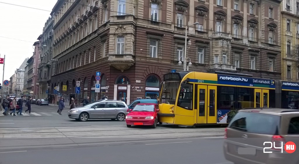 Villamos karambolozott a 4-es 6-os vonalán | 24.hu