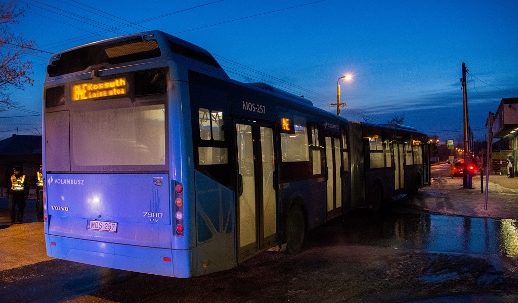 Fotókon a BKK-busz, ami alatt beszakadt az aszfalt | 24.hu