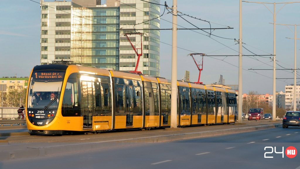 Személyautó ütközött az 1-es villamossal | 24.hu