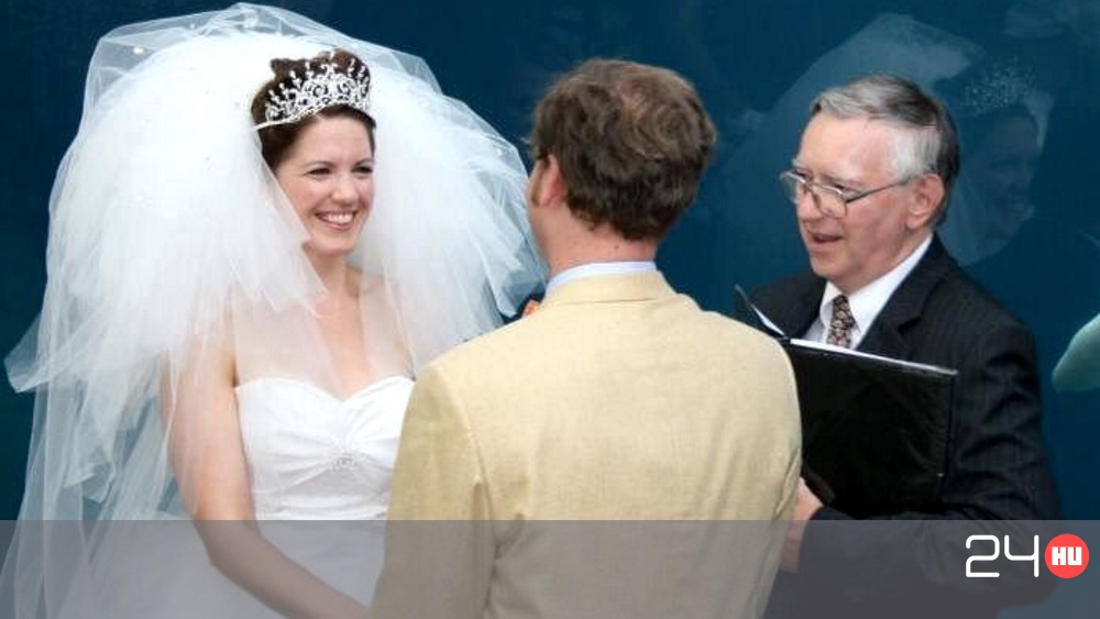 Már meg is van az év legviccesebb esküvői fotója – a bepofátlankodó ...