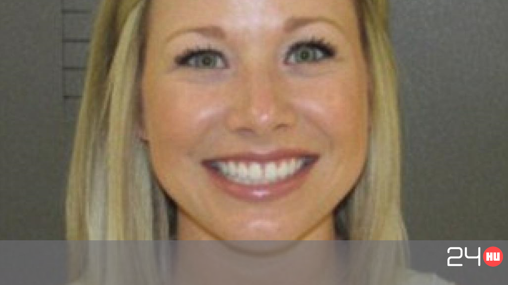 Mosolyogva pózolt letartóztatásakor a diákját megrontó tanárnő | 24.hu