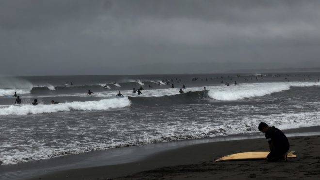 Kilencméteres hullámokat korbácsolt a tájfun Japánban | 24.hu