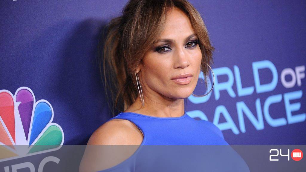 Jennifer Lopez mellbimbója átüt a fehér melltartón | 24.hu