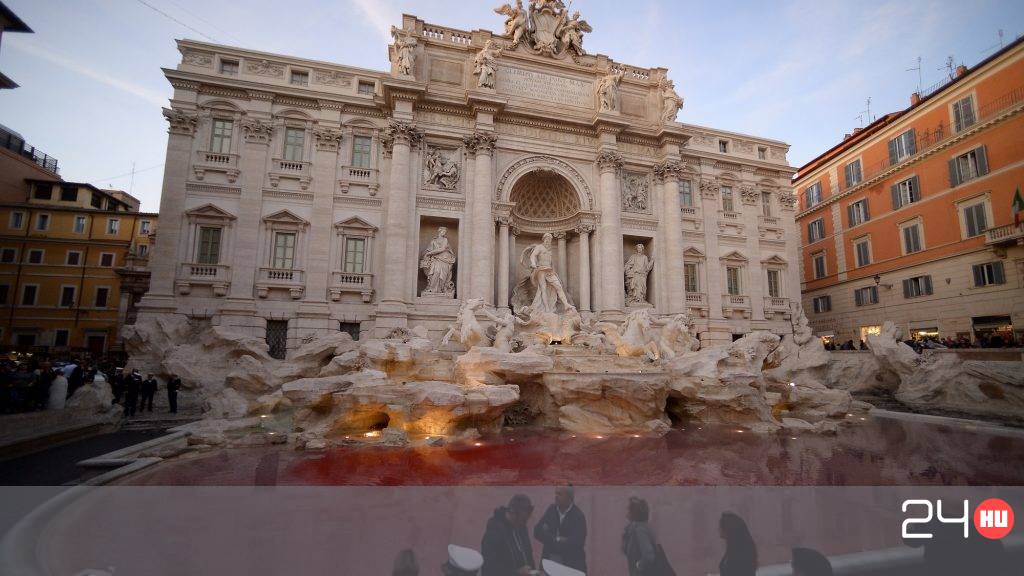 Vörösbe borult a Trevi-kút | 24.hu