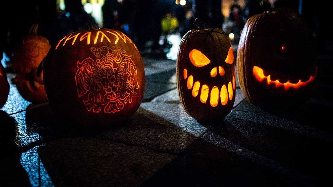 Faragott tökök lepték el a Hősök terét | 24.hu