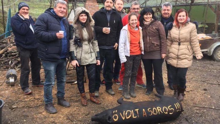 Soros-disznó: összezár a Fidesz Pócs János mögött | 24.hu