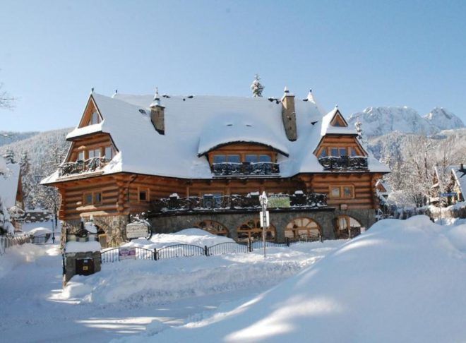 Mesés rönkházak magasodnak a zakopanei hegyoldalakon | 24.hu