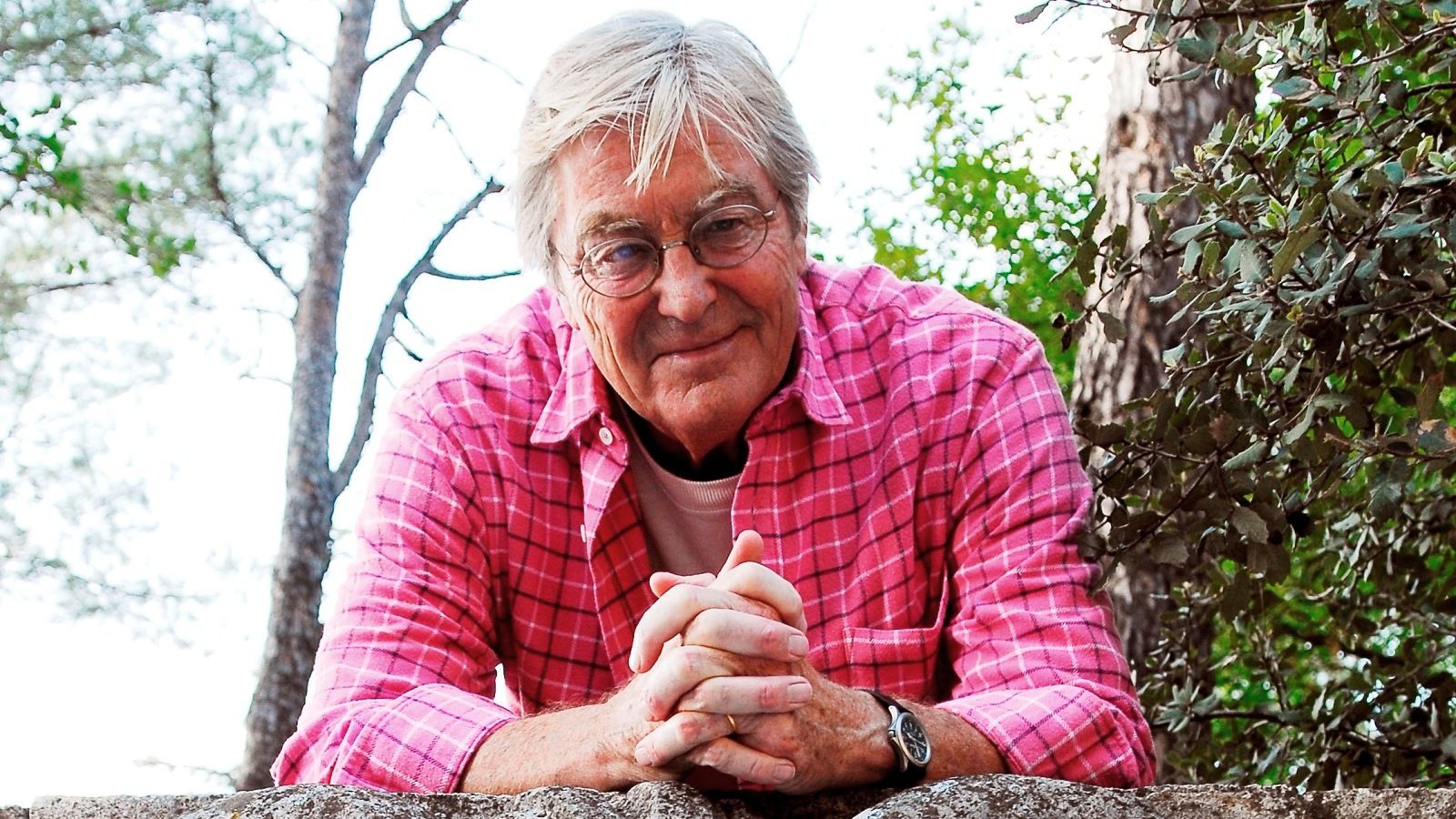 Meghalt Peter Mayle, a Bor, mámor, Provence írója | 24.hu