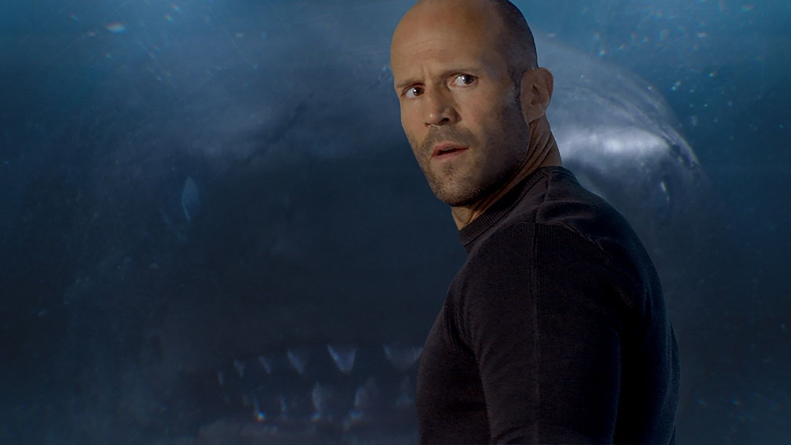Jason Statham még egy gigantikus cápát is elintéz, ha muszáj | 24.hu