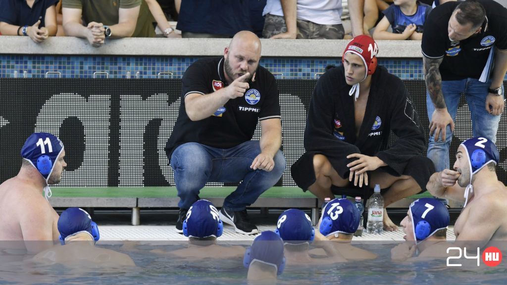 Saját játékosa váltja a kispadon a magyar sikeredzőt | 24.hu