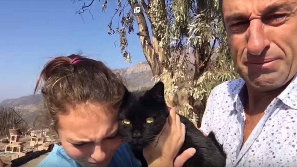 Sírva mutatja a kaliforniai tűzvészben leégett házát a youtuber | 24.hu