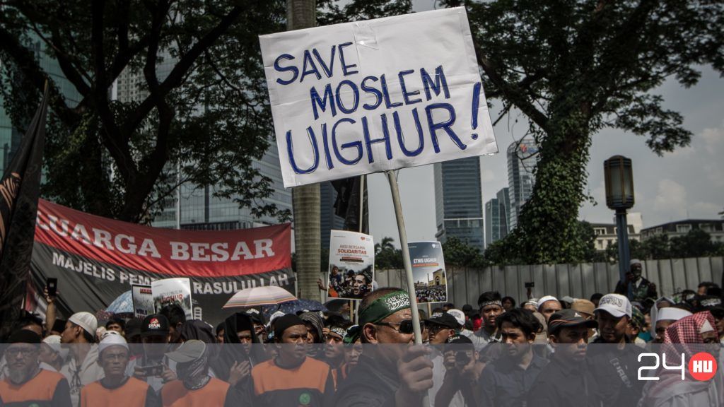 A kínaiak úgy mutogatják a külföldieknek az ujgur átnevelőtáborokat ...