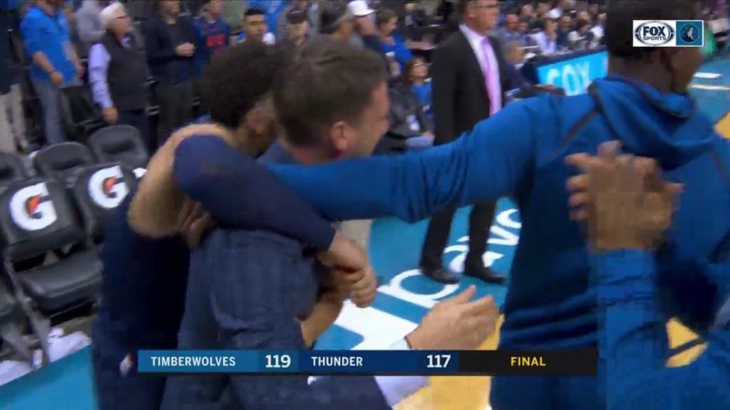 Játékosaival a nyakában ünnepelte győztes debütálását a 32 éves edző ...