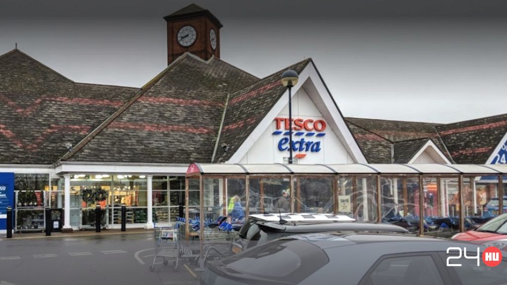 Órákon át egy brit Tesco parkolójában ragadtak az emberek | 24.hu