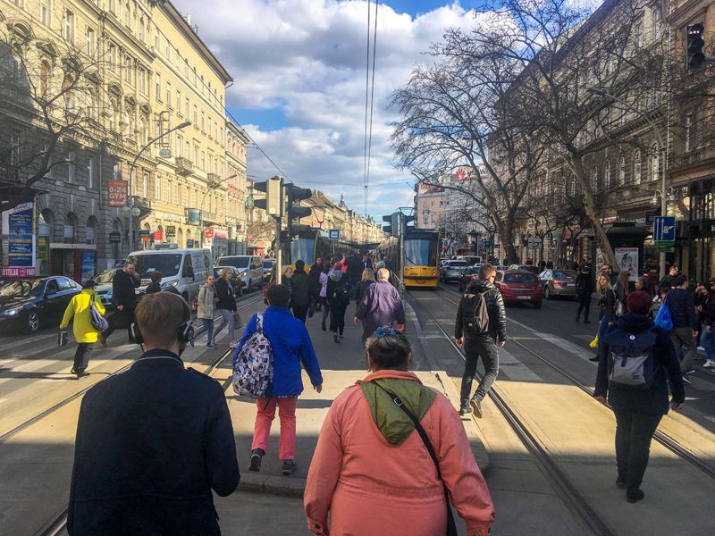 Rendőrök lepték el a 4-es 6-os villamost az Oktogonon | 24.hu