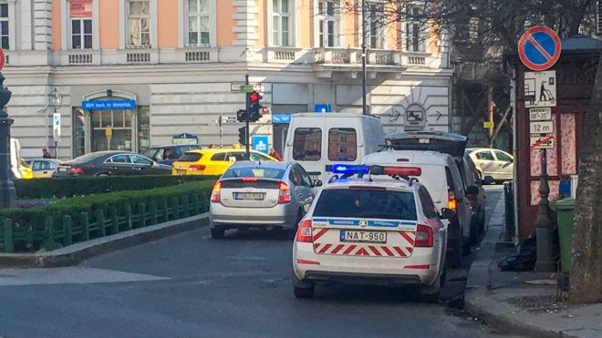 Rendőrök lepték el a 4-es 6-os villamost az Oktogonon | 24.hu