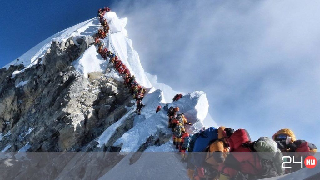 Tömegnyomor az Everesten: kígyózó sorban álltak a hegymászók a csúcs ...