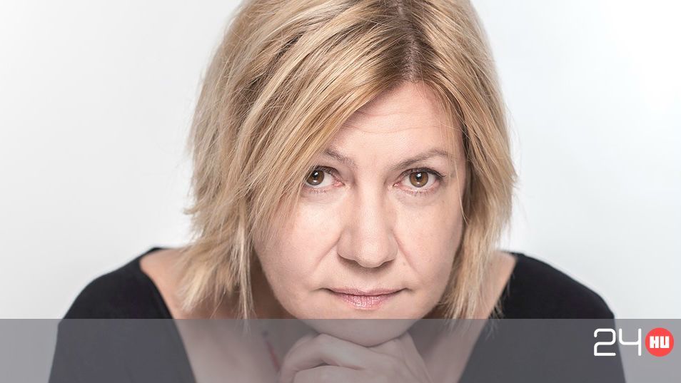 Színes ruhákban búcsúztatják a gyászolók Radnai Annamáriát | 24.hu