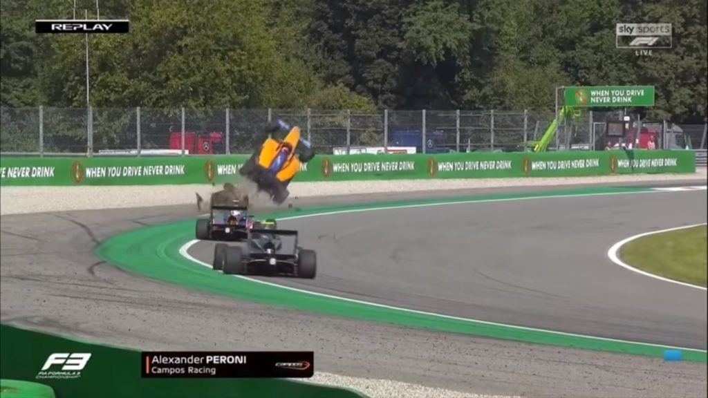 Eltört egy csigolyája a rémálombalesetet szenvedett F3-as pilótának | 24.hu