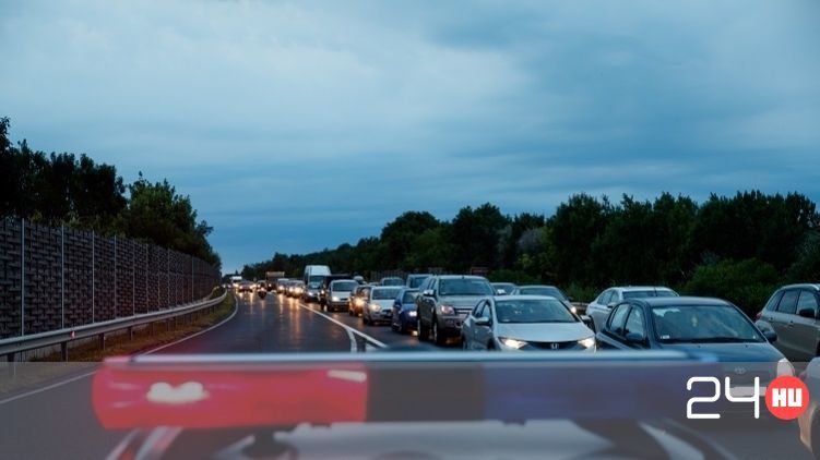 Nagylak: 15 kilométeren torlódnak a kamionok | 24.hu