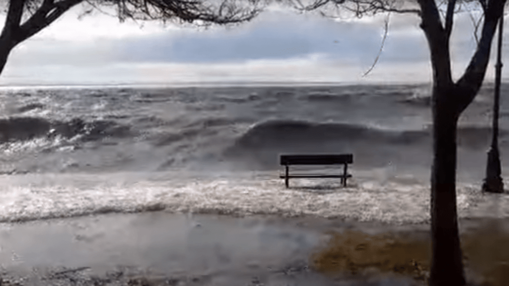 Videón a "megbillent" Balaton | 24.hu