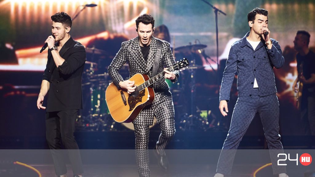 A Jonas-tesók újraalkották egy régi fotójukat | 24.hu