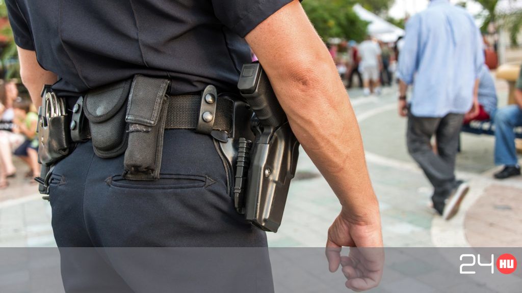 Alsónadrágra vetkőzve indult haza a kirúgott rendőrfőnök, miután leadta ...