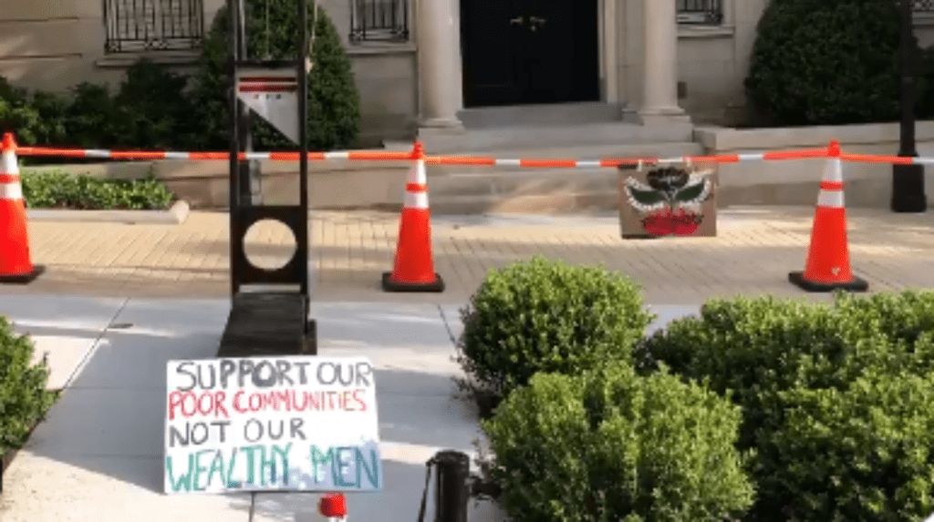 "A szegényeket támogasd, ne a gazdagokat" feliratú guillotine-t hagytak ...