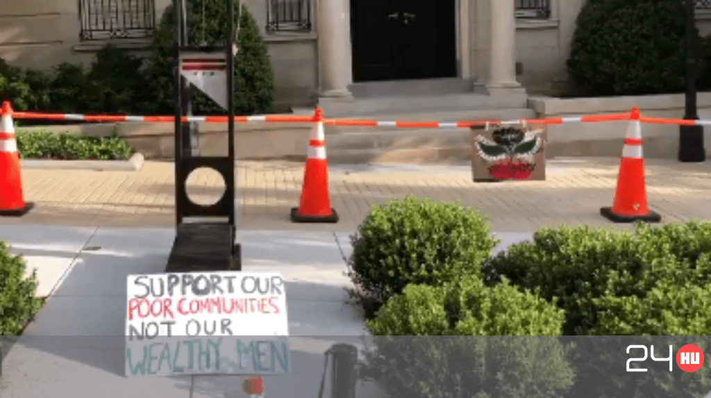 "A szegényeket támogasd, ne a gazdagokat" feliratú guillotine-t hagytak ...