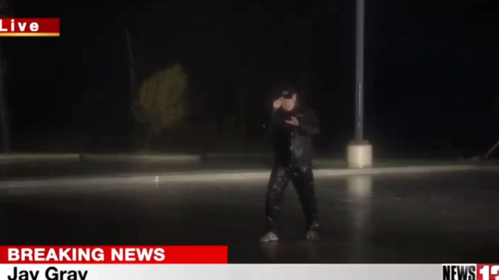 Videó: csaknem felkapta a szél a hurrikánról tudósító riportert | 24.hu