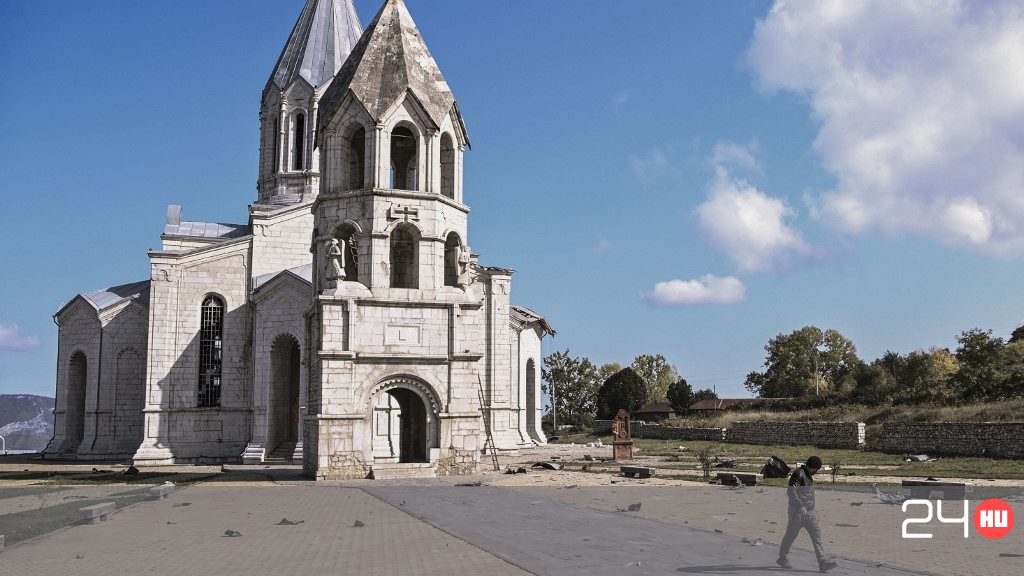 Az azeriek lebombázták Karabah egyik legfontosabb templomát | 24.hu