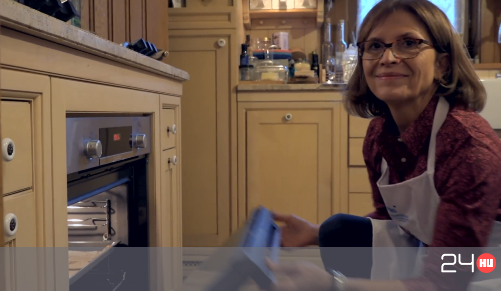 Lévai Anikó home office-ban süti a mézeskalácsot | 24.hu