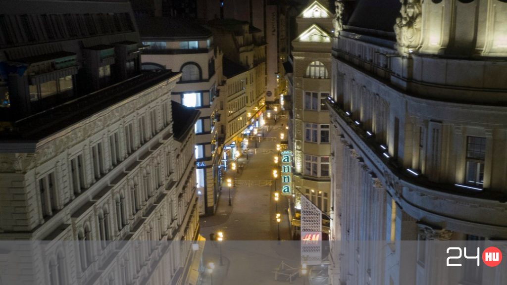 Talán sosem volt még ilyen kihalt este a Váci utca | 24.hu