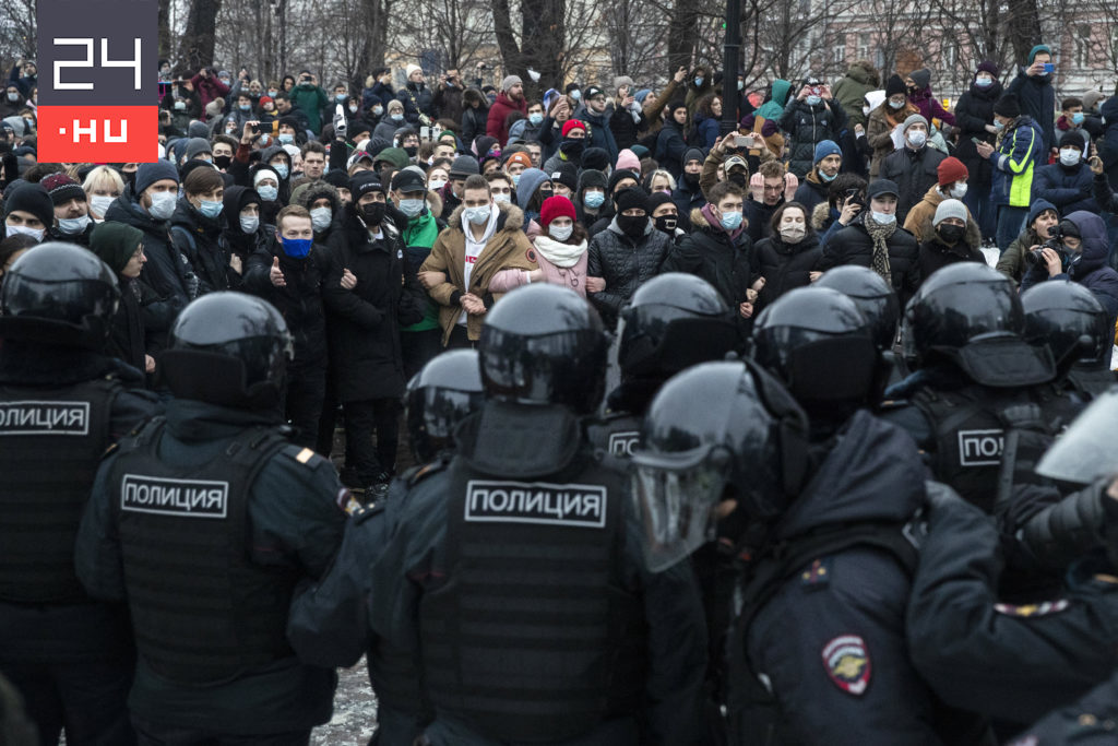 Moszkvában hógolyóval dobálta a rendőröket a tömeg | 24.hu