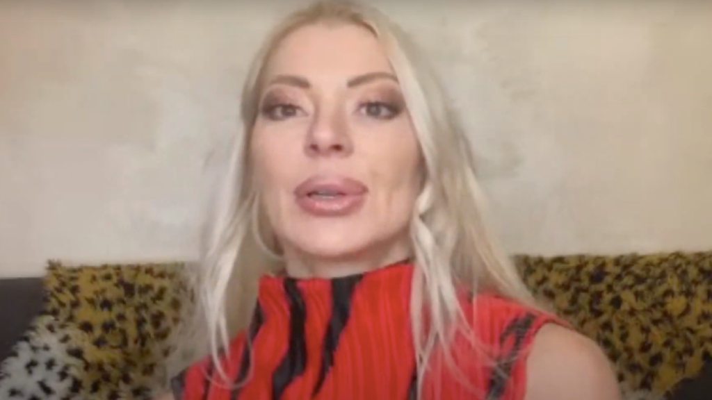 Monique Covet-t nem zavarja, ha 20 ember nézi munka közben, de otthon ...