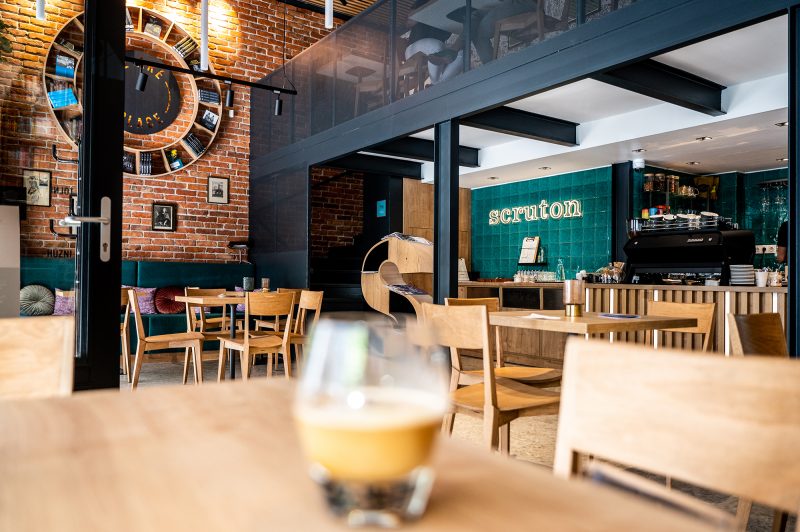 Újabb Scruton készül 240 millió közpénzből: Garancsiék a NER-kávézó és ...