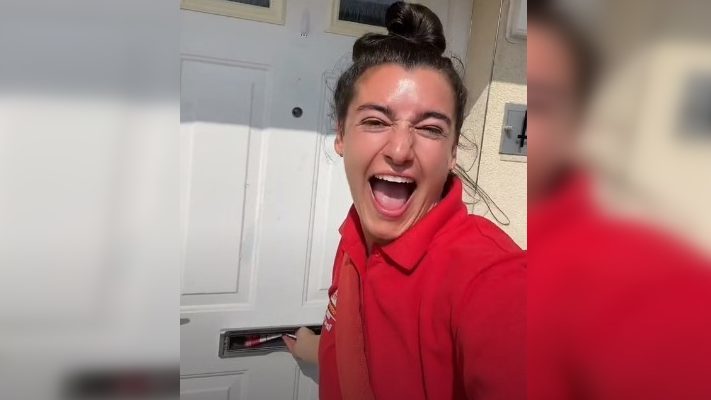 Nem hajlandóak kirúgni a postást, aki azzal hencegett TikTokon, hogy ...