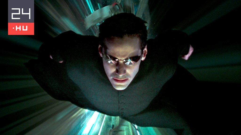 A Mátrix 4-ben Neo az egyetlen, aki nem a telefonját bújja | 24.hu