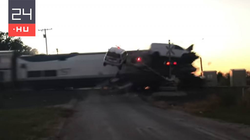 Videón, ahogy egy vonat lezúz egy autószállító trailert | 24.hu